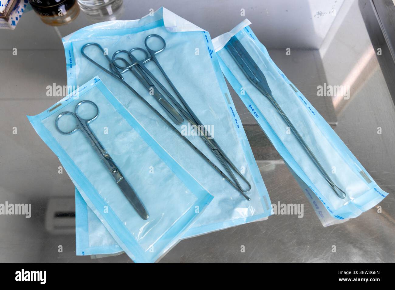 Surgical team handling forceps hi-res stock photography and images - Alamy