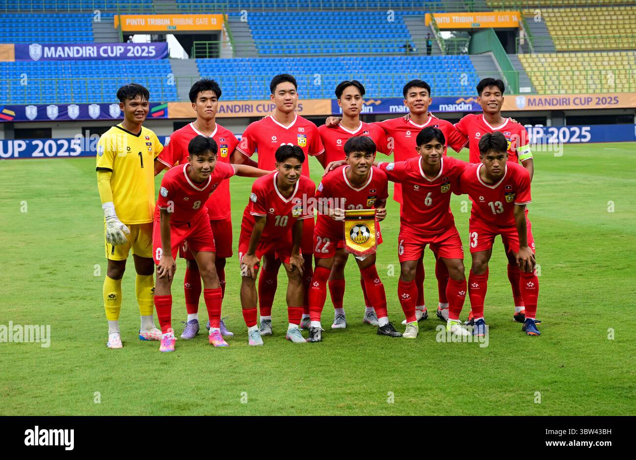 (250716) -- BEKASI, July 16, 2025 (Xinhua) -- Laos' players pose for a group photo before the ...