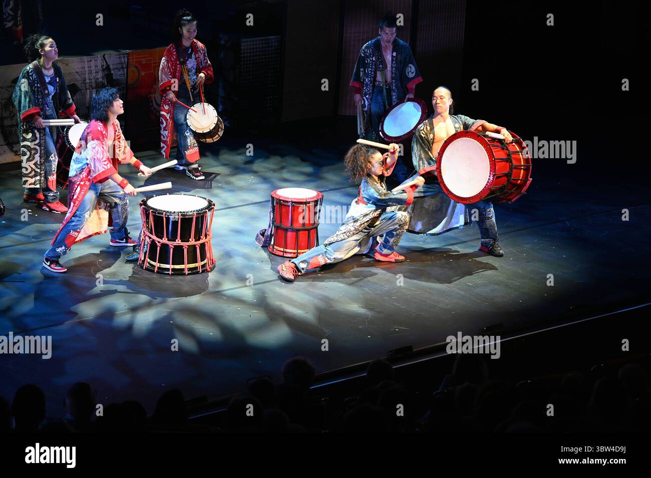 Die Show YAMATO The Drummers of Japan - mit ihrer neuen Bühnenshow Hito ...