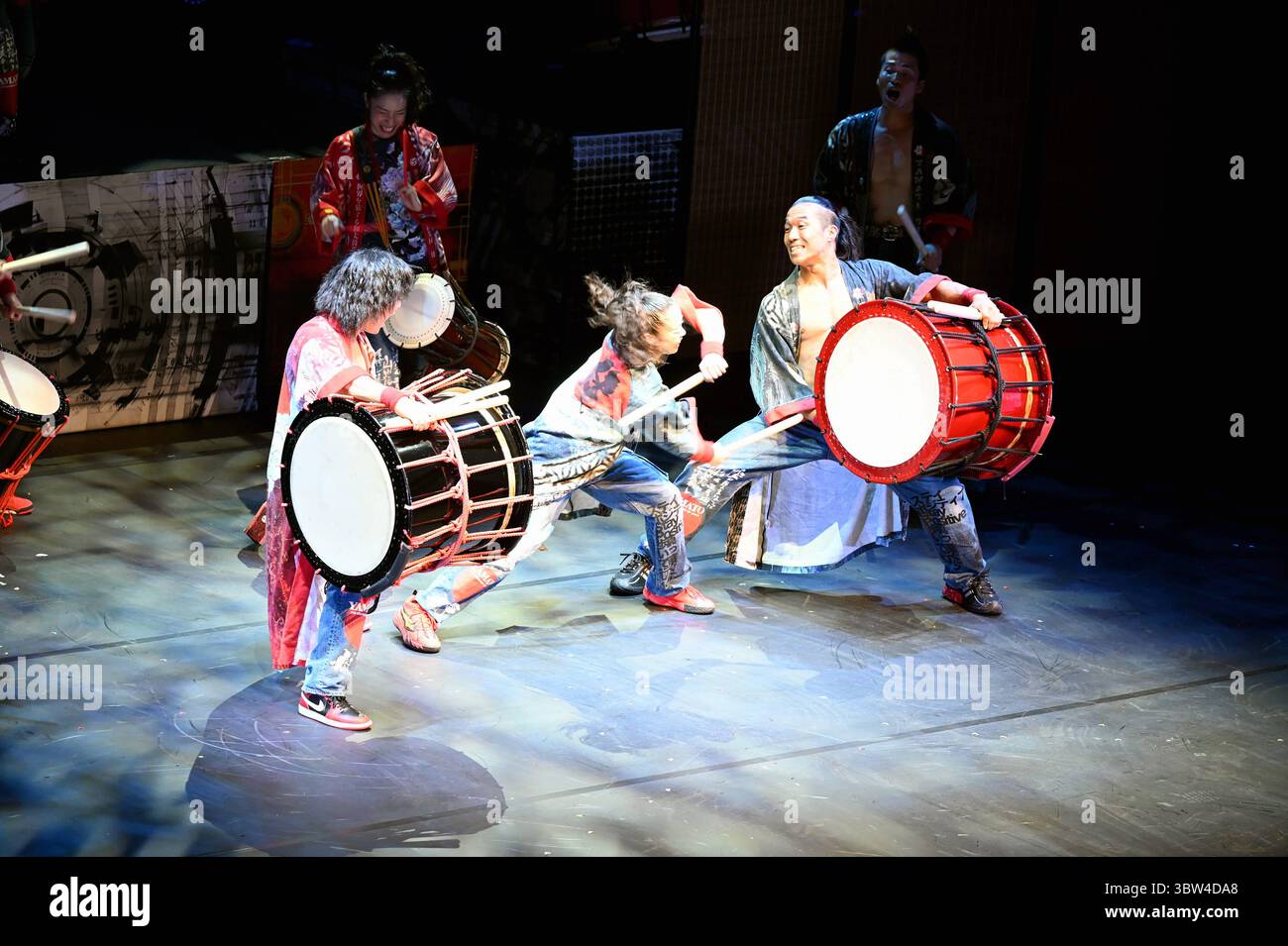 Die Show YAMATO The Drummers of Japan - mit ihrer neuen Bühnenshow Hito ...