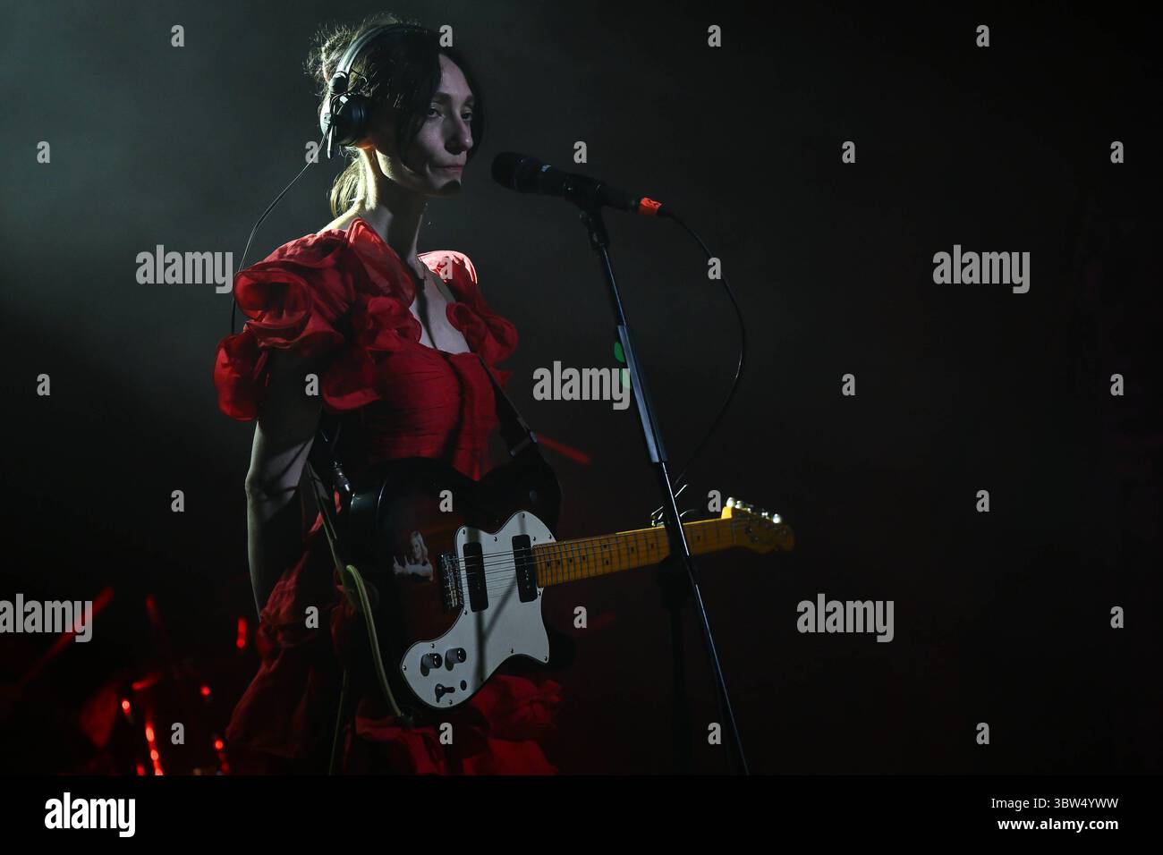 Music Concert - KING HANNAH Live at MONK Hannah Merrick of The King ...