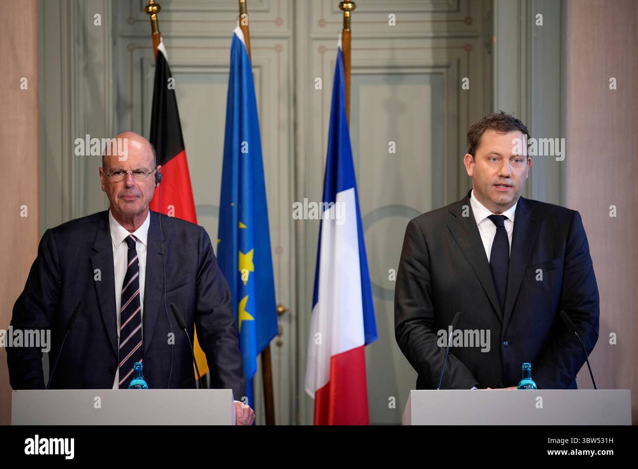 German Finance Minister Lars Klingbeil, right, and his French ...