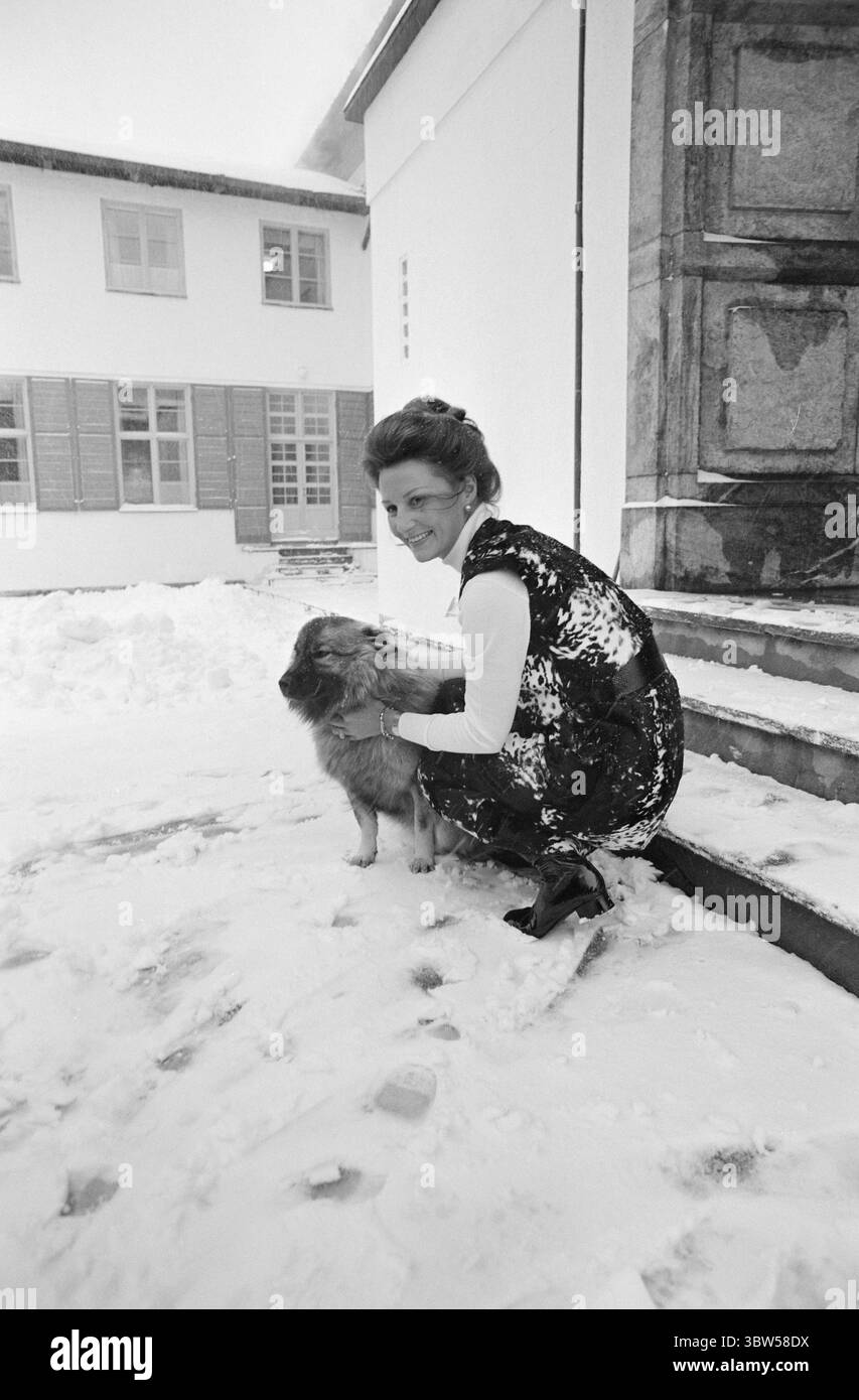 Actual 51-4-1970: Sonja accepts. Crown Princess Sonja opened the doors ...