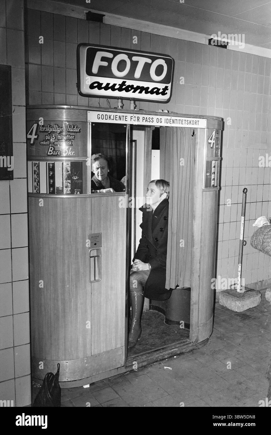 Actual 48B-3-1970 : Photo: Themselves. Photo booth on the Østbanen ...