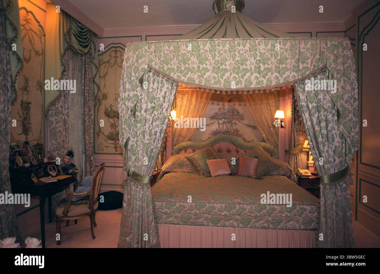 Jan. 25, 1999 - K14602AR: IVANA TRUMP LAUNCHED HER NEW MAGAZINE.''IVANA ...
