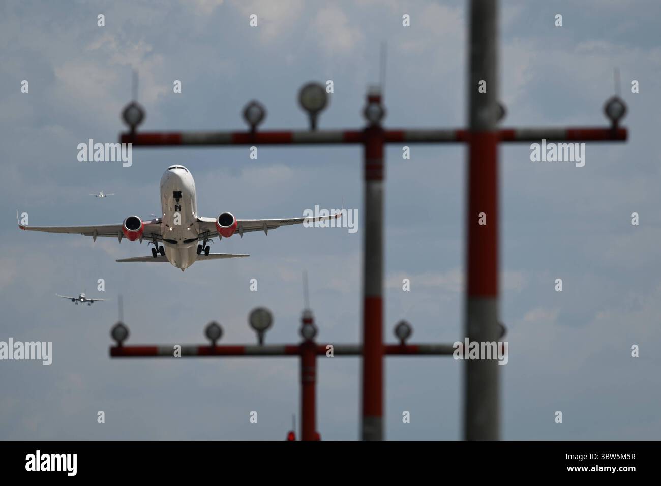 Ein Flugzeug startet am Flughafen Duesseldorf, im Hintergrund ein ...