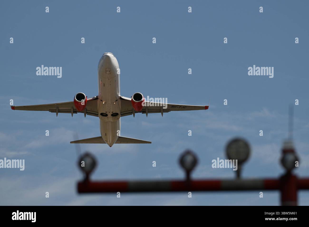 Ein Flugzeug startet am Flughafen Duesseldorf, 15.07.2025. *** An ...