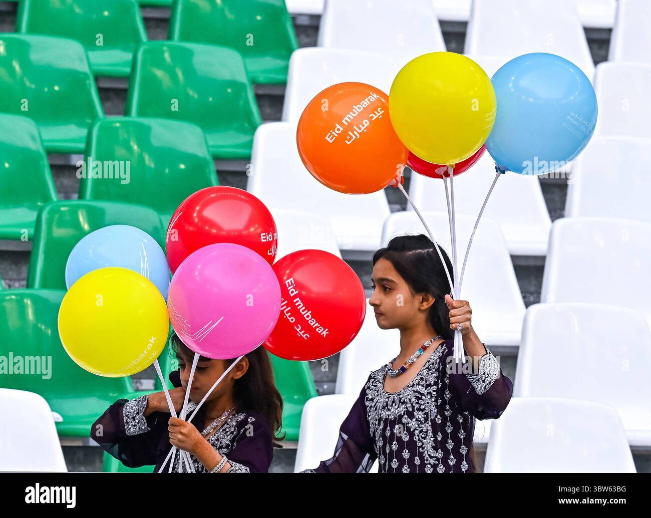 Menschen mit luftballons hi-res stock photography and images - Alamy