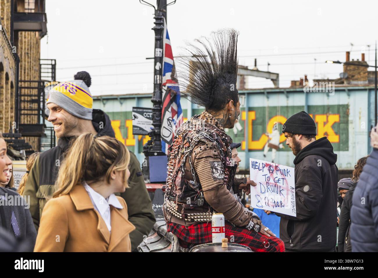 Punk mit Irokesenfrisur in Camden Town in der Naehe der Camden Lock ...
