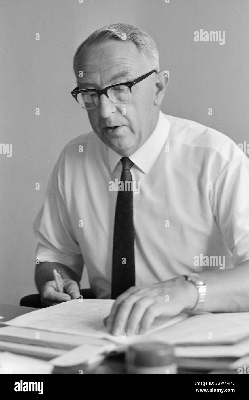 Aktuell 33-5-1970 : What now Aarvik? Where will the vagrants go ...