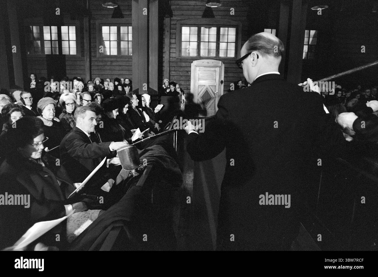 Workers attendance Black and White Stock Photos & Images - Alamy