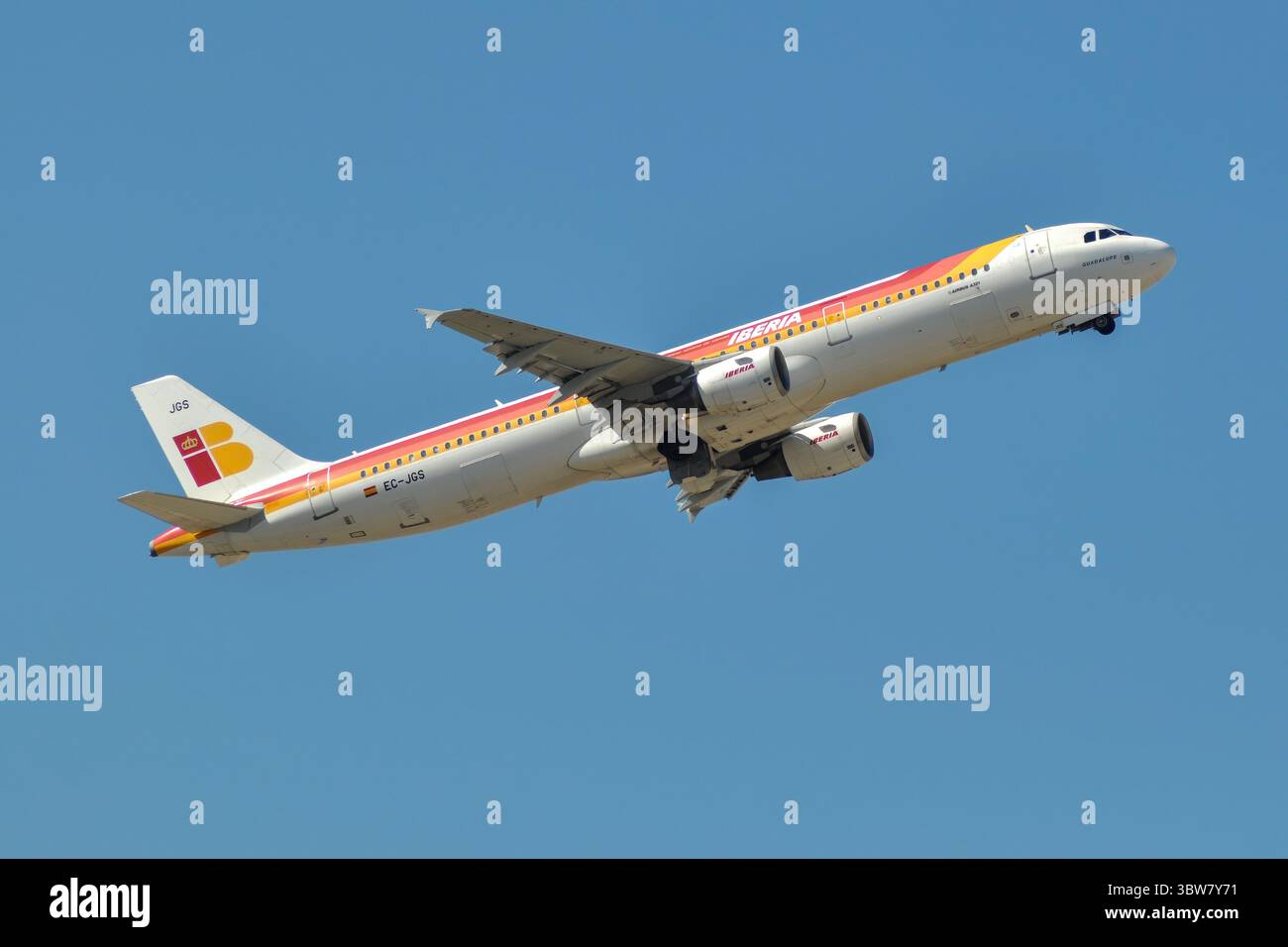 Avión de línea Airbus A321 de la aerolínea española Iberia despegando ...