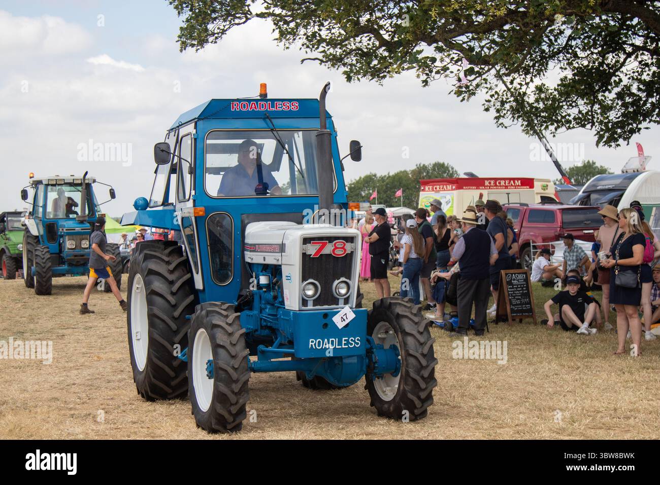 Vintage ford tractor hi-res stock photography and images - Alamy