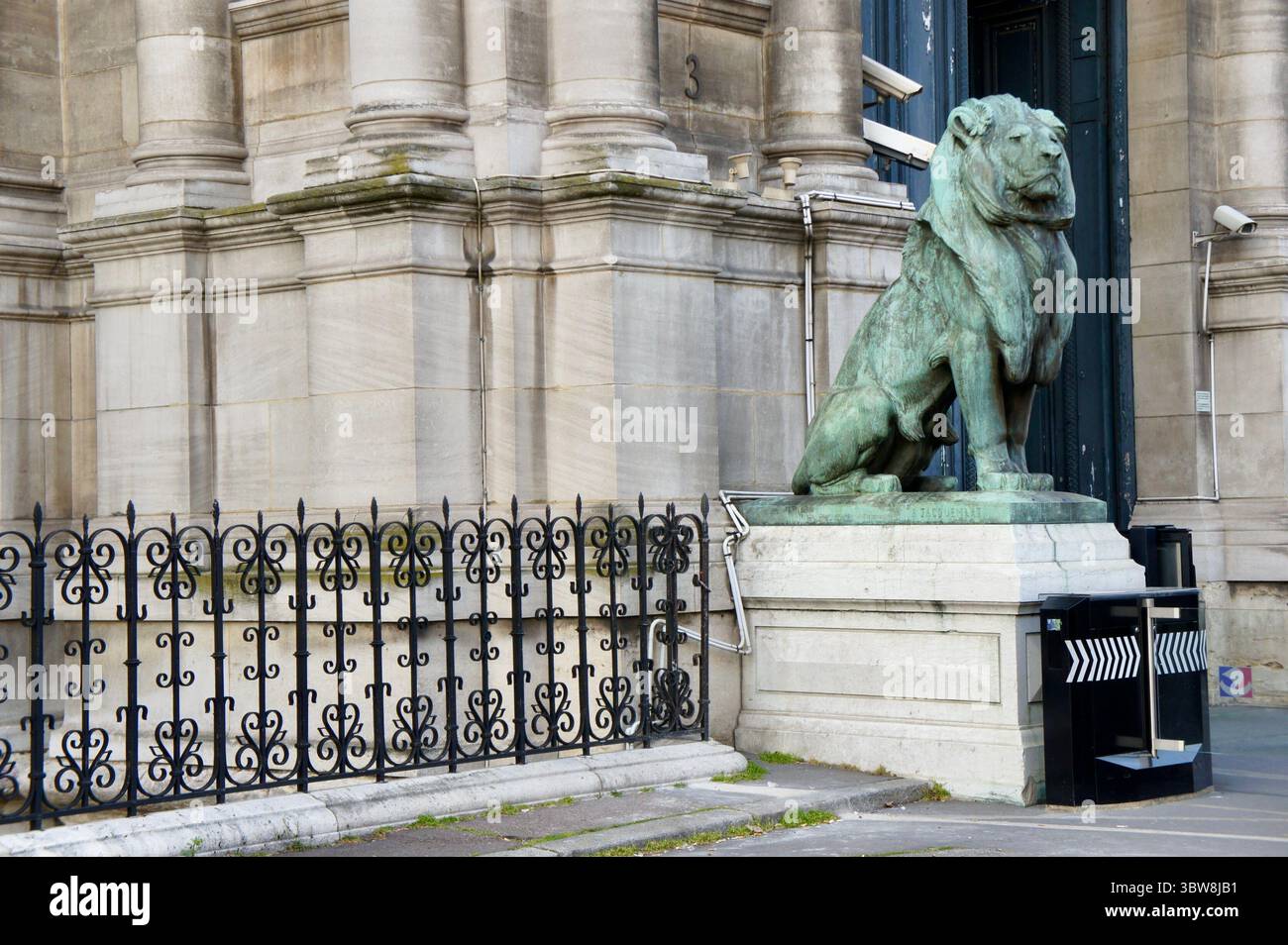 Bronze statue in civic hi-res stock photography and images - Alamy