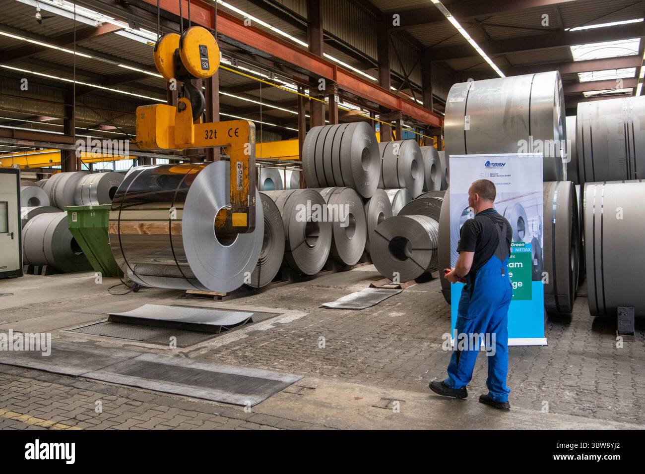 Kran neben hi-res stock photography and images - Alamy