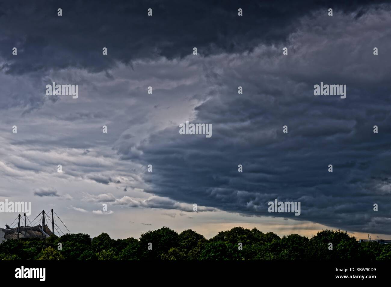 Das Unwetter kommt gleich. Dunkle Wolken bringen den nächsten Regen ...