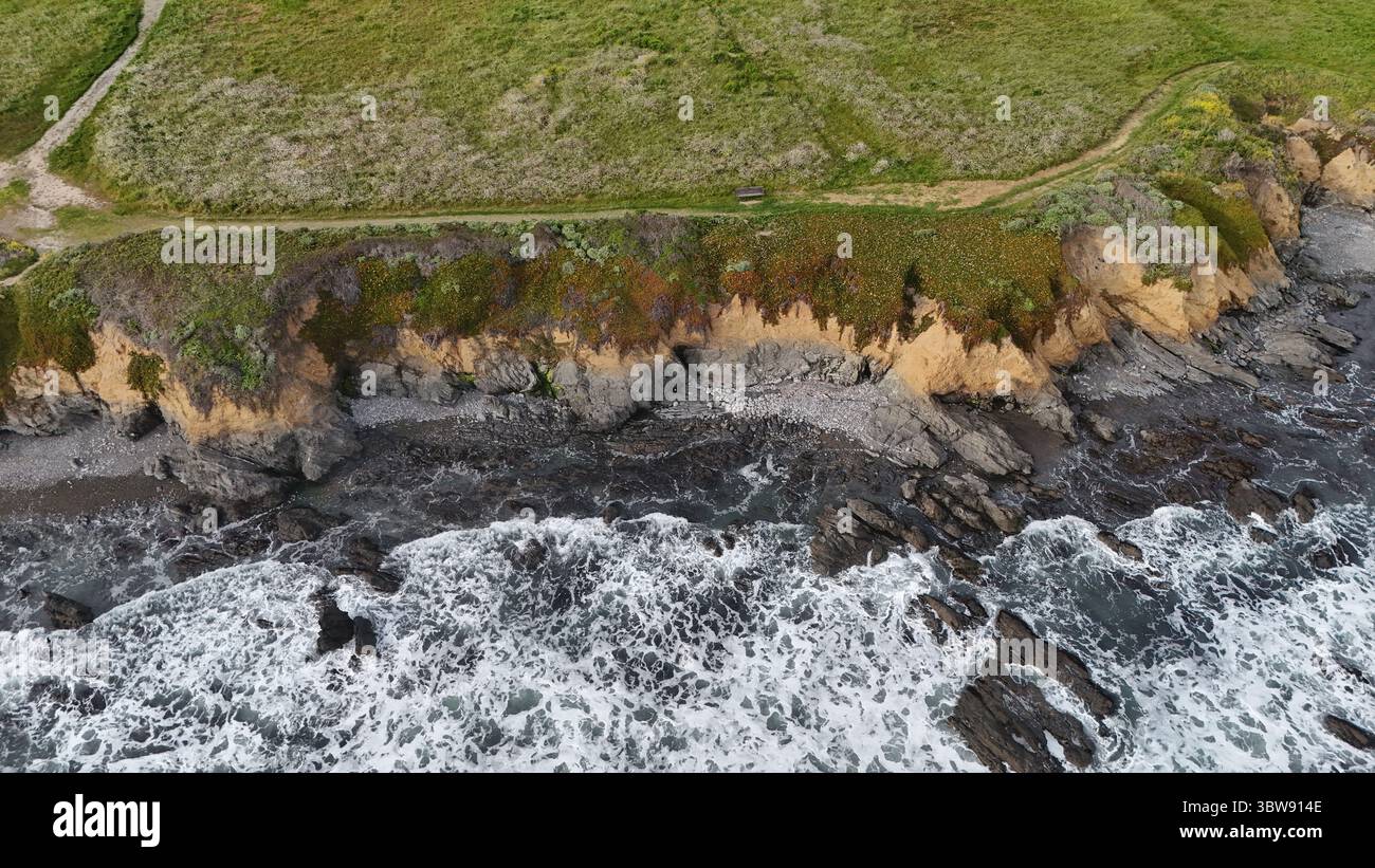 Coastal cliffs and crashing waves along the scenic Half Moon Bay ...