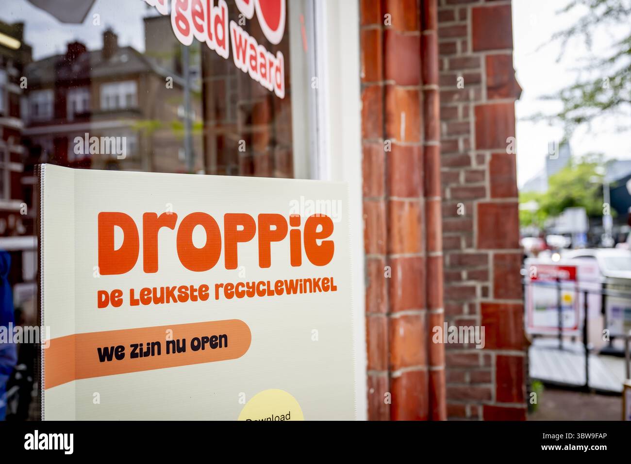 DEN HAAG - People turn in plastic bottles at recycling store Droppie ...