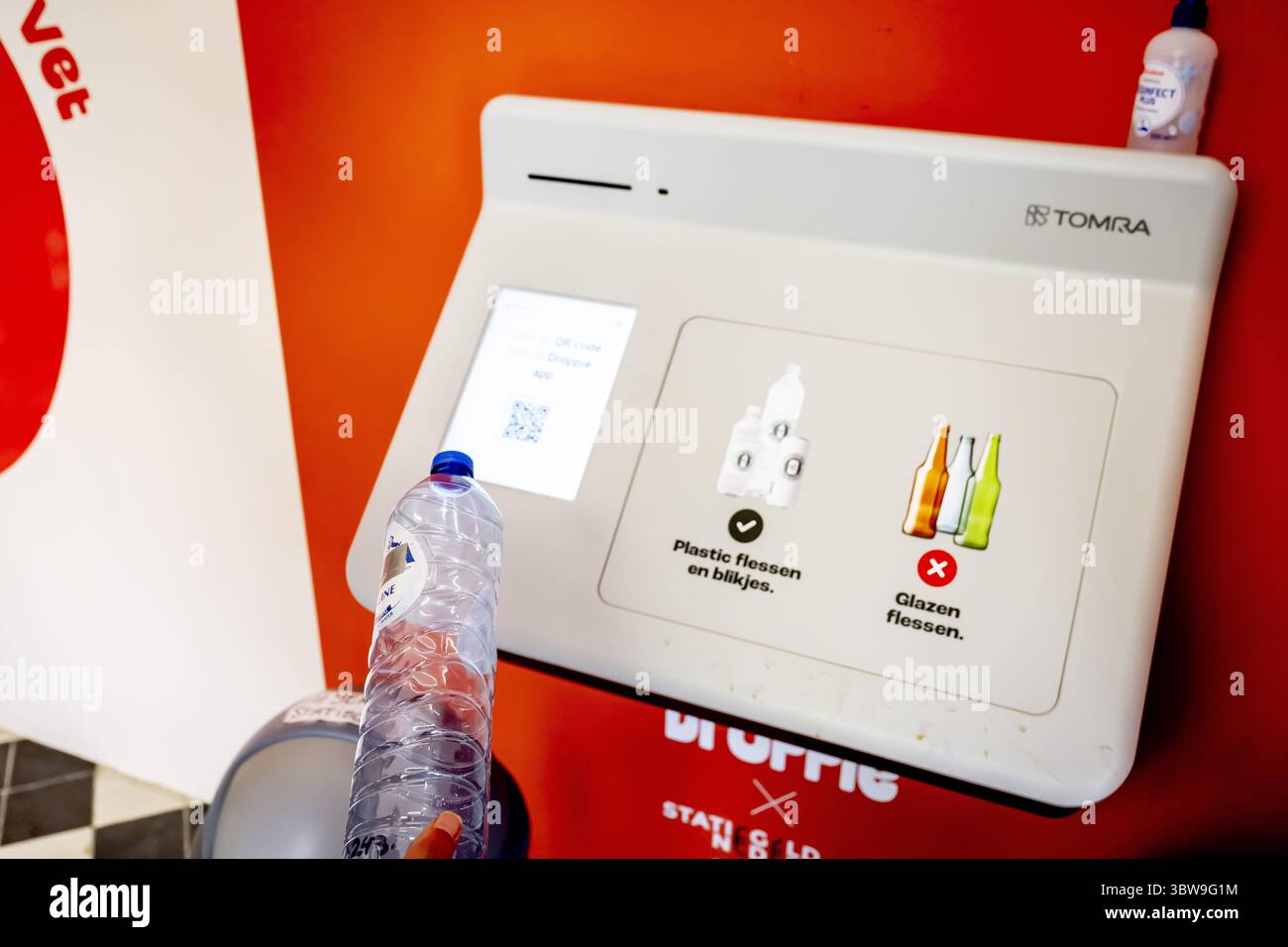 DEN HAAG - People turn in plastic bottles at recycling store Droppie ...