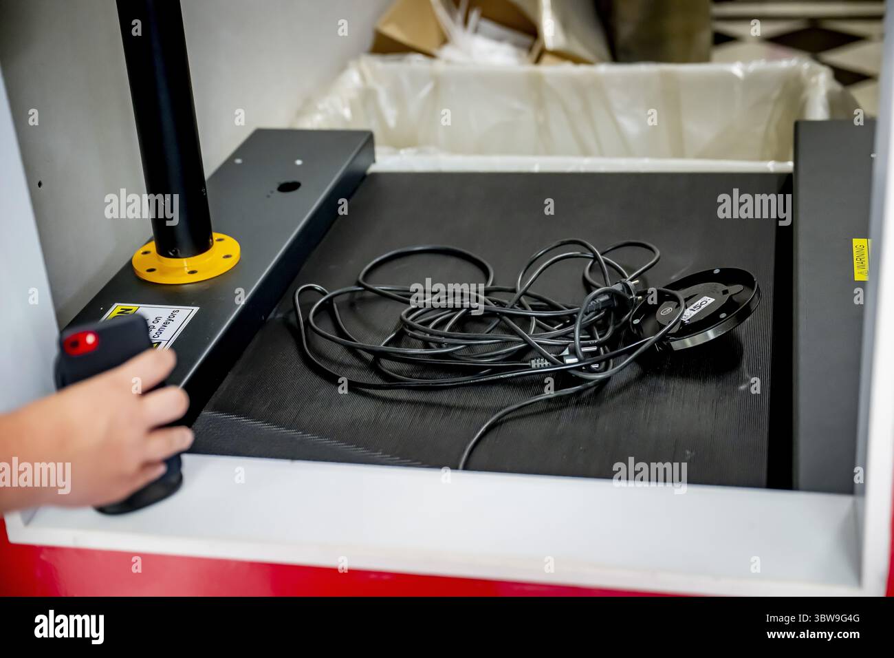 DEN HAAG - People turn in plastic bottles at recycling store Droppie ...