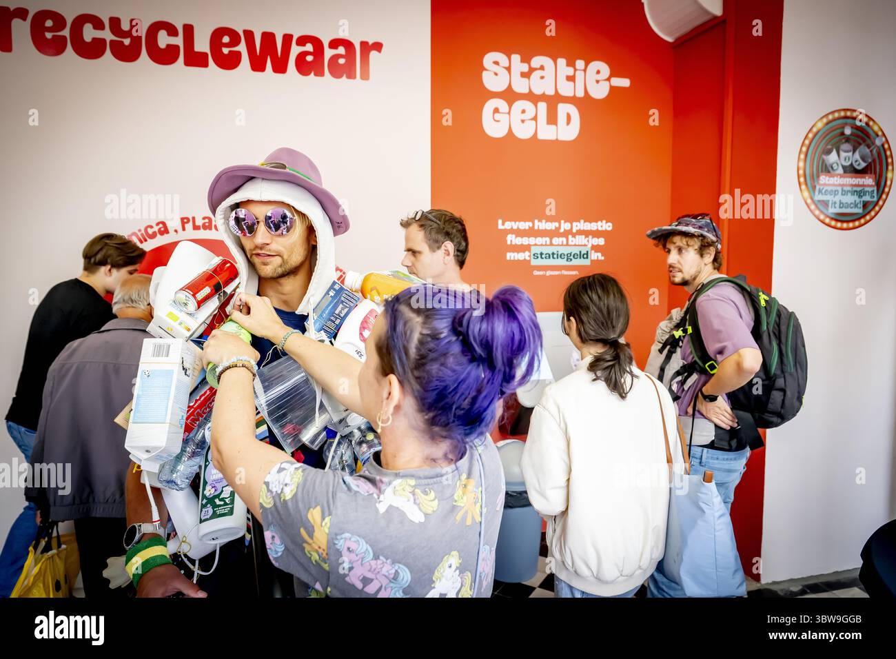 DEN HAAG - People turn in plastic bottles at recycling store Droppie ...