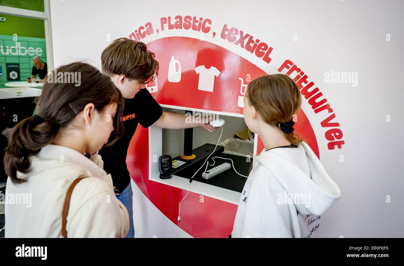 DEN HAAG - People turn in plastic bottles at recycling store Droppie ...