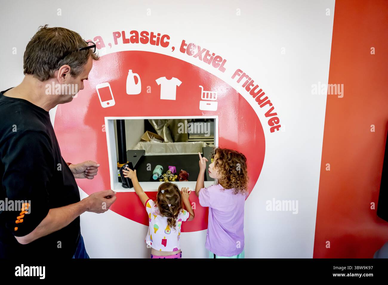 DEN HAAG - People turn in plastic bottles at recycling store Droppie ...