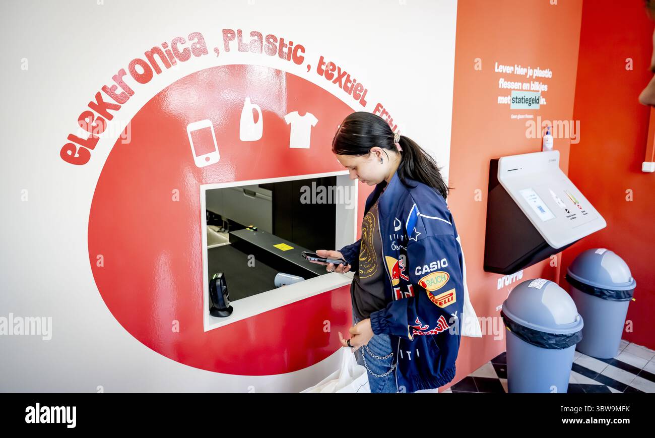DEN HAAG - People turn in plastic bottles at recycling store Droppie ...