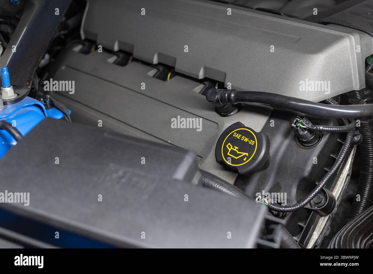 SAE 5W-20 V8 Engine oil cap Stock Photo - Alamy