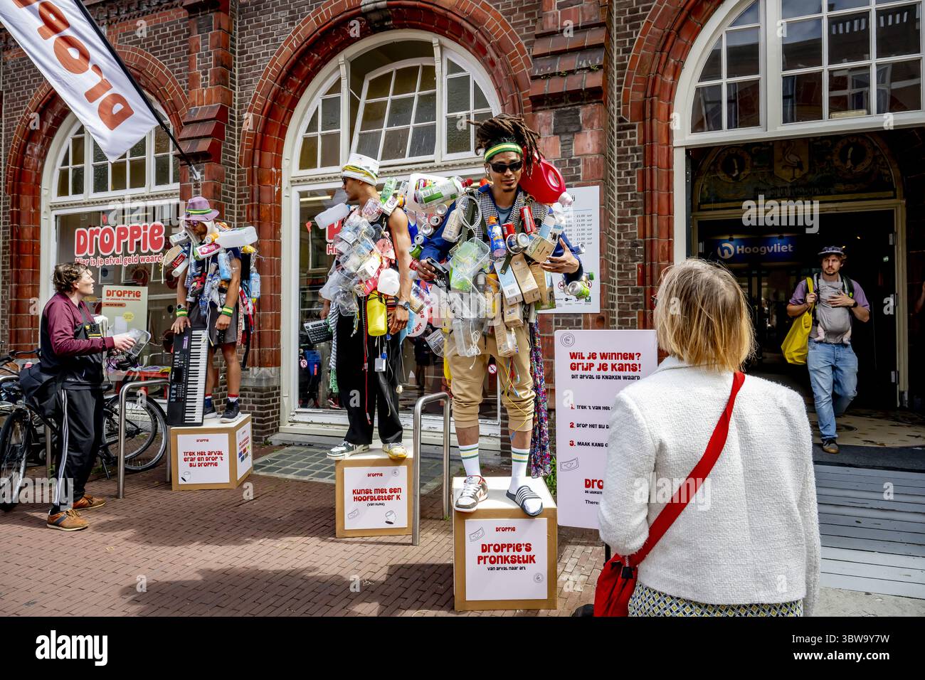 DEN HAAG - People turn in plastic bottles at recycling store Droppie ...