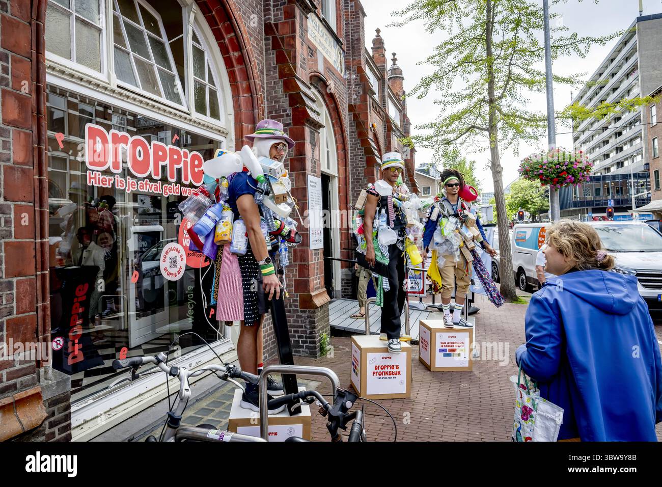 DEN HAAG - People turn in plastic bottles at recycling store Droppie ...