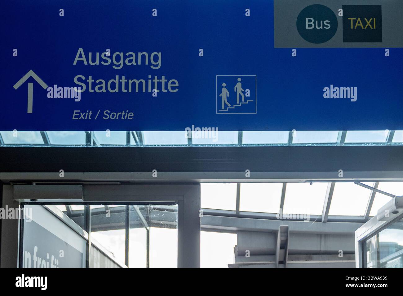 Bahnhofsschild Ausgang Stadtmitte mit Treppensymbol 16.07.25, Montabaur ...
