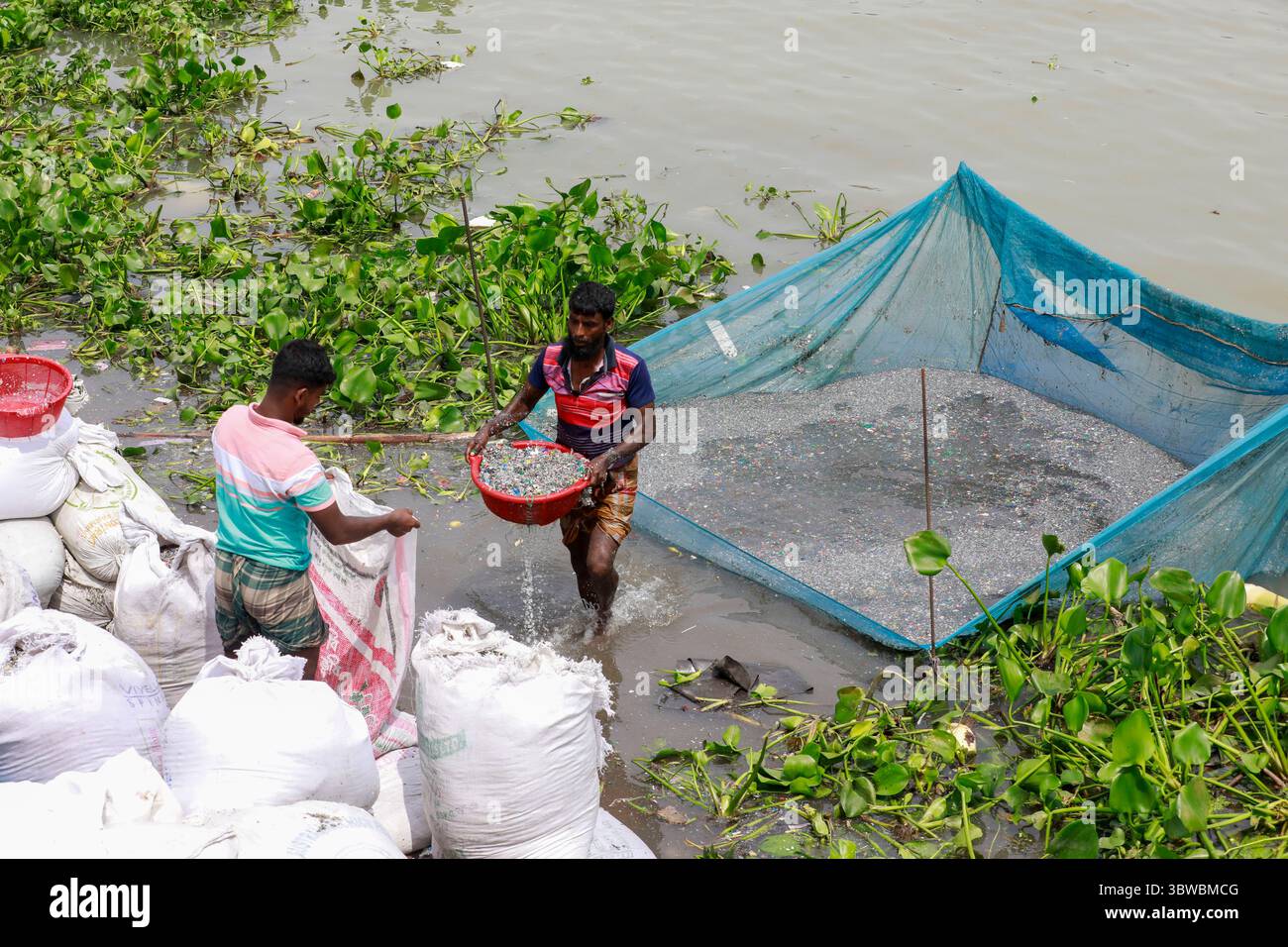 July 16, 2025, Dhaka, Bangladesh: Workers wash and sort shredded ...
