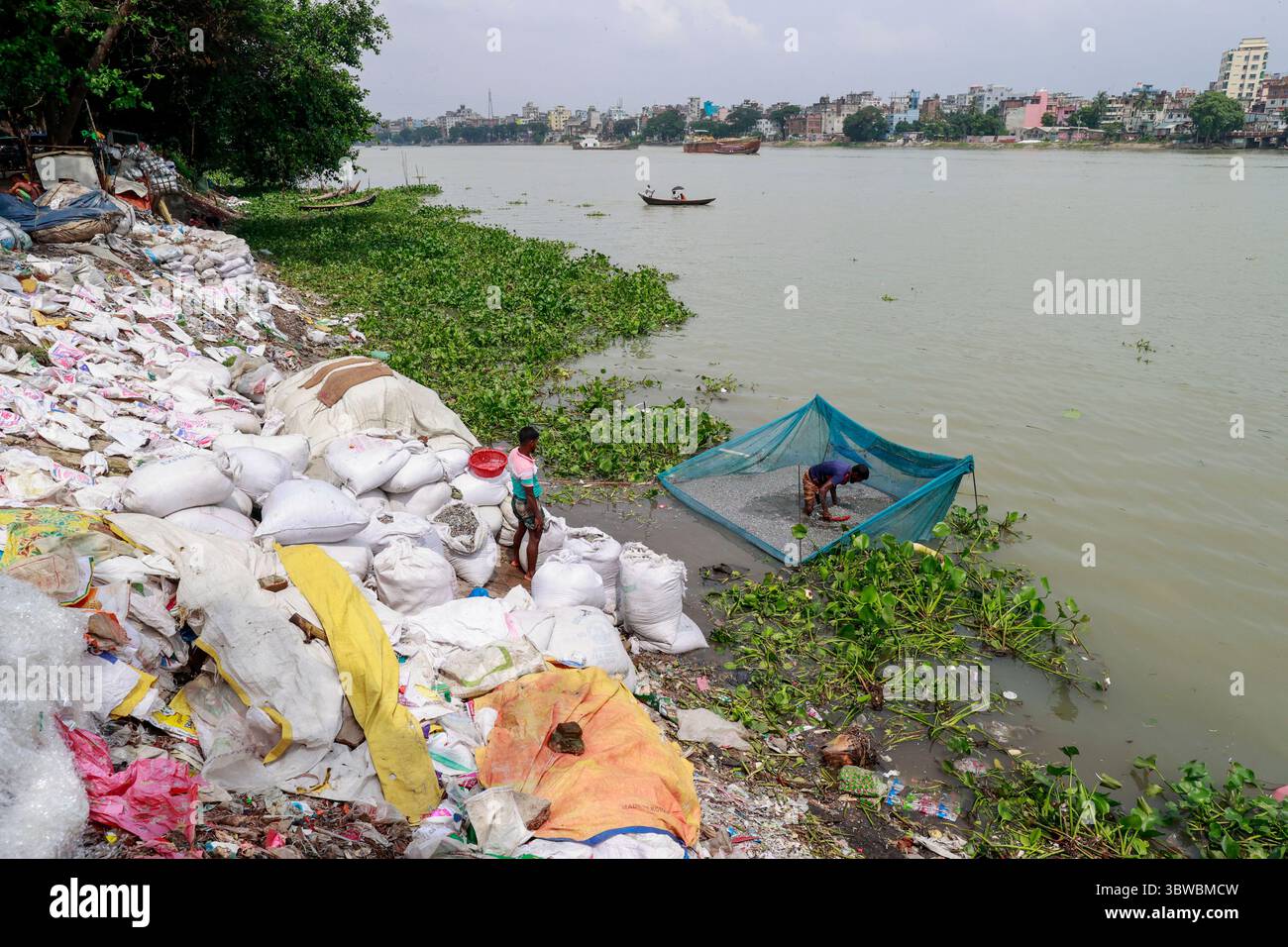 July 16, 2025, Dhaka, Bangladesh: Workers wash and sort shredded ...