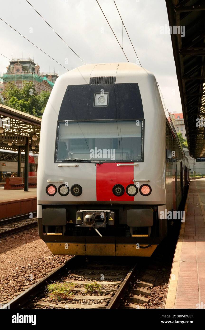 Red train. Train cabin. Fast train Stock Photo - Alamy