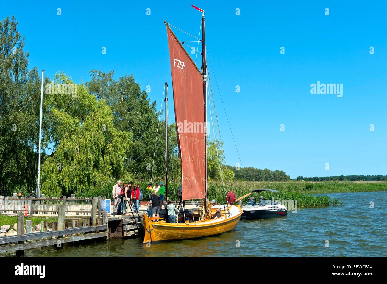 Touristen besteigen ein Zeesenboot an der Anlegestelle, Krummin, Insel ...