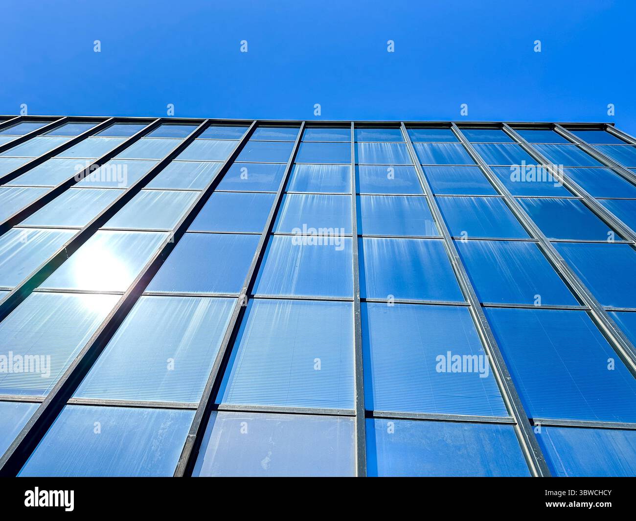 Sleek glass building rises hi-res stock photography and images - Alamy