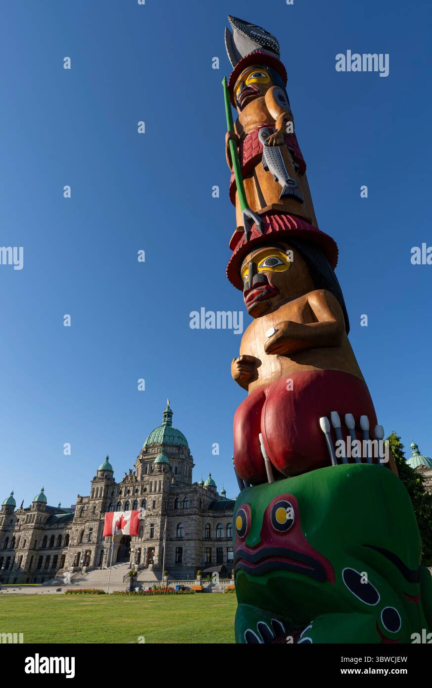The Knowledge Totem Pole and the Canadian flag on the Parliament ...
