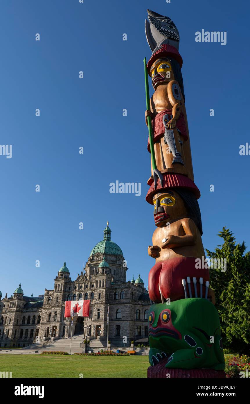 The Knowledge Totem Pole and the Canadian flag on the Parliament ...