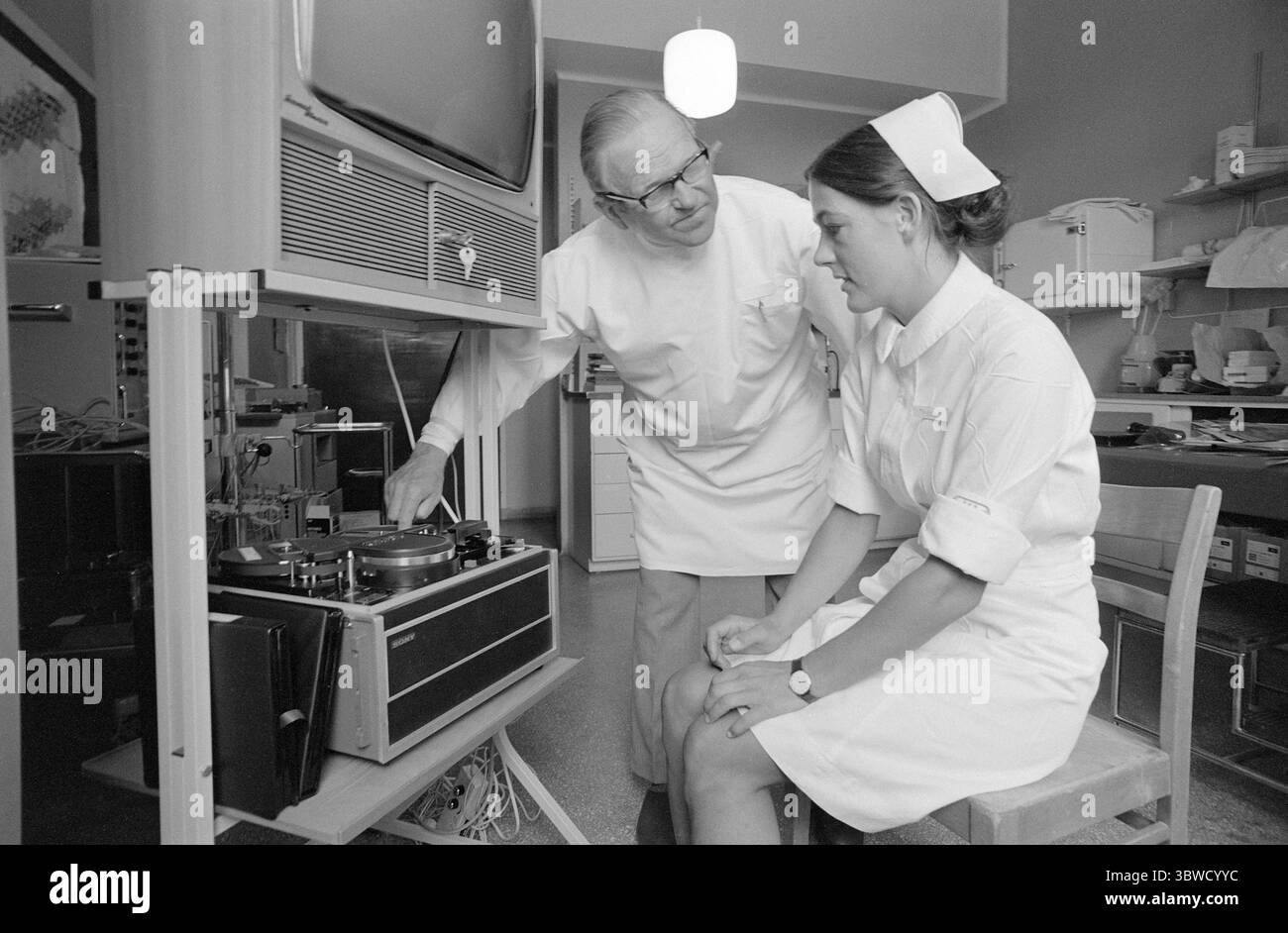 Aktuell 37-2-1972: Hard everyday life for the nurse. Ellen Sund is ...
