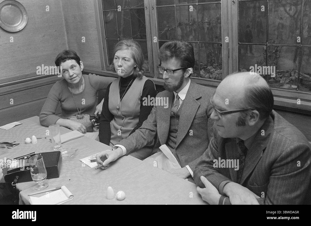 Theatre table 3 people Black and White Stock Photos & Images - Alamy