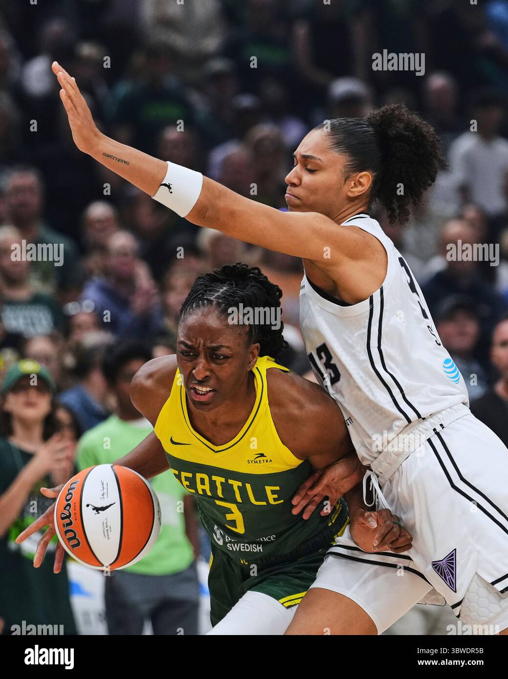 Seattle Storm forward Nneka Ogwumike drives to the basket against ...