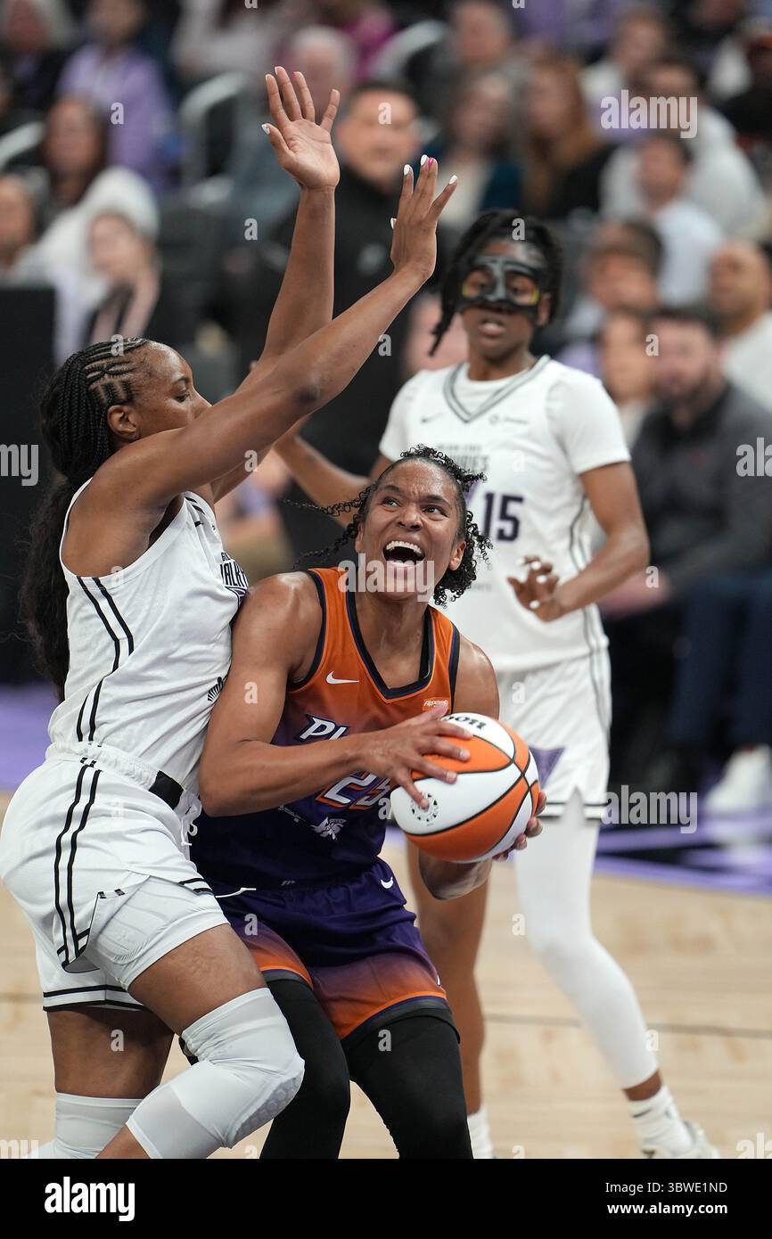 Phoenix Mercury forward Alyssa Thomas (25) posts up against Golden State Valkyries forward Kayla ...