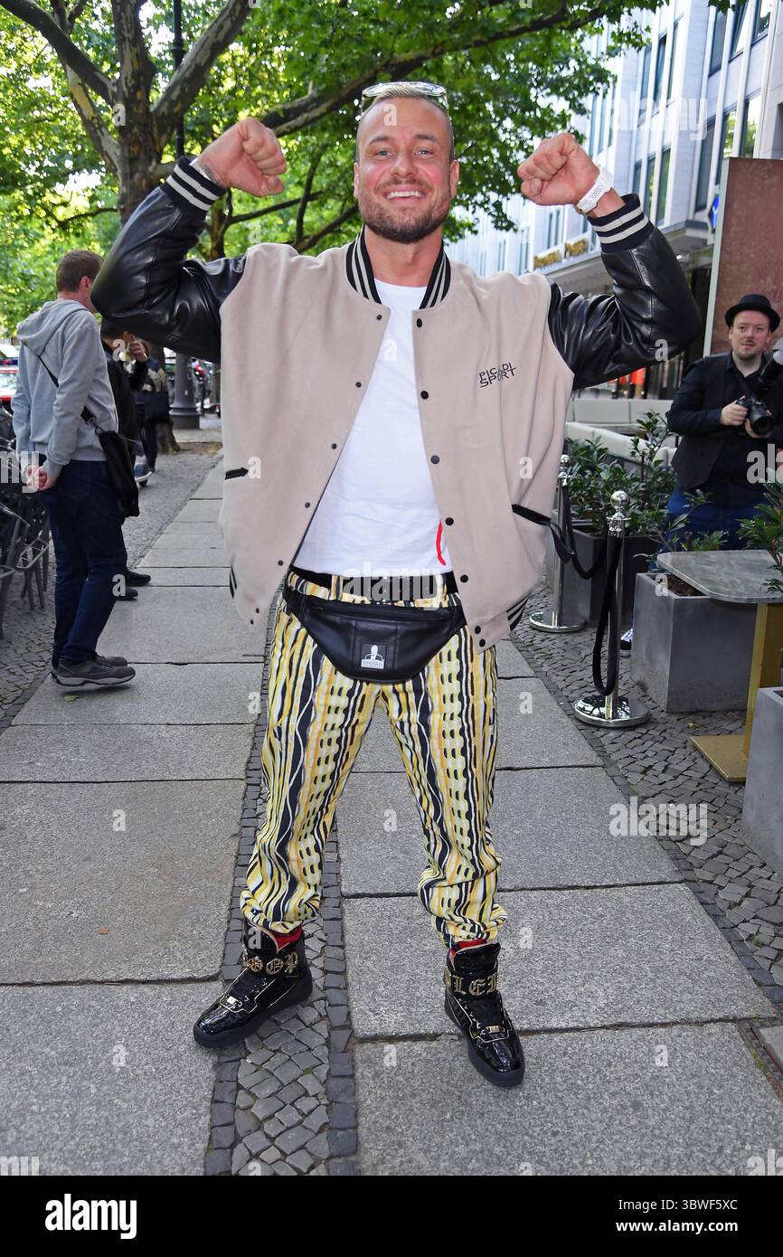 Eric Sindermann beim Casa Bellucci Summer Terrace Grand Opening am ...