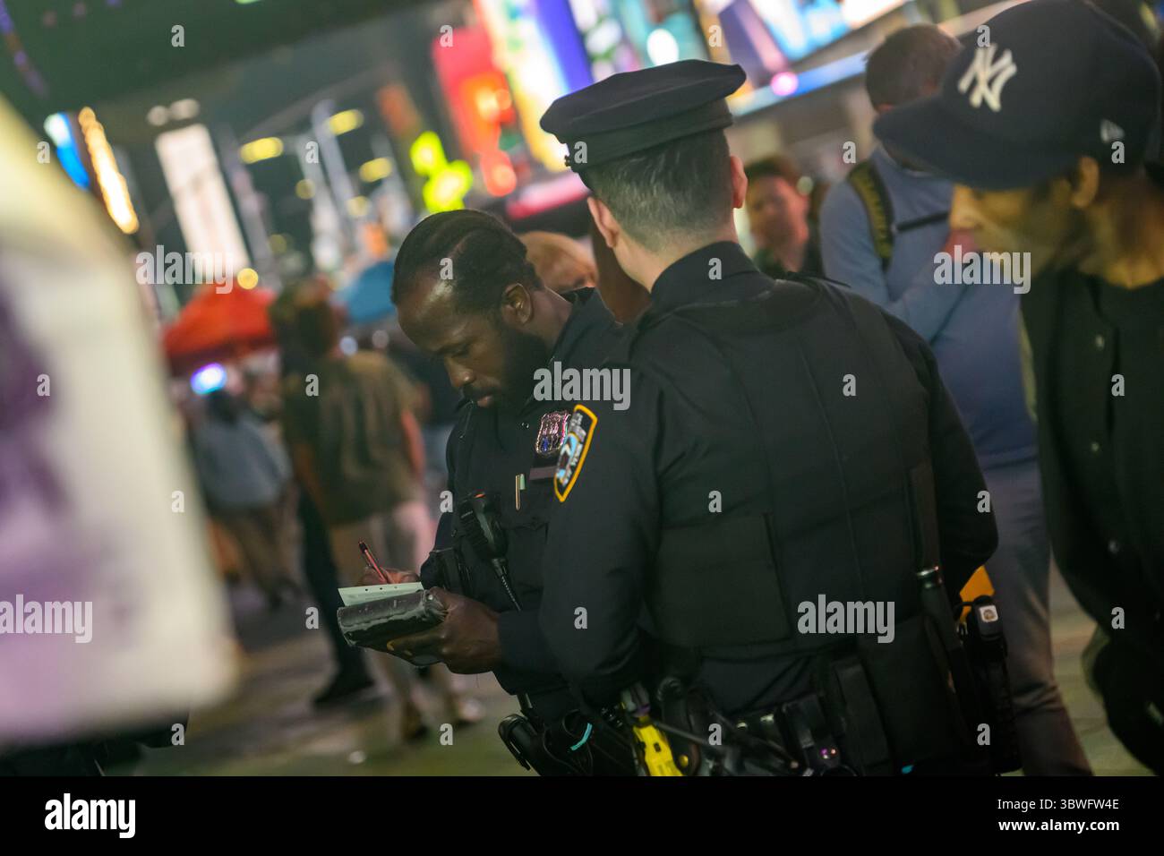 Nypd fine ticket hi-res stock photography and images - Alamy