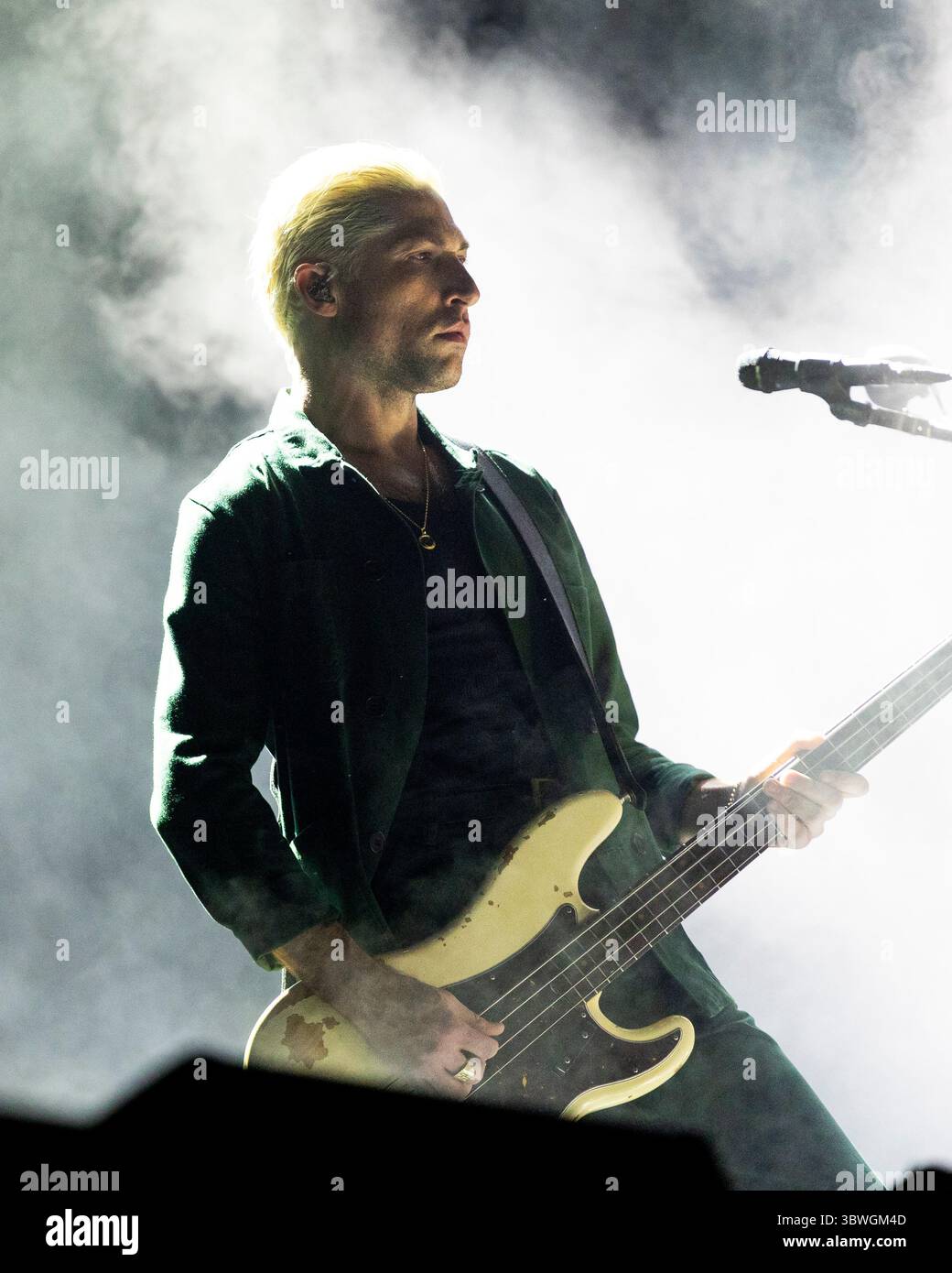 Michael Shuman of Queens of the Stone Age performs live at AMA Music ...