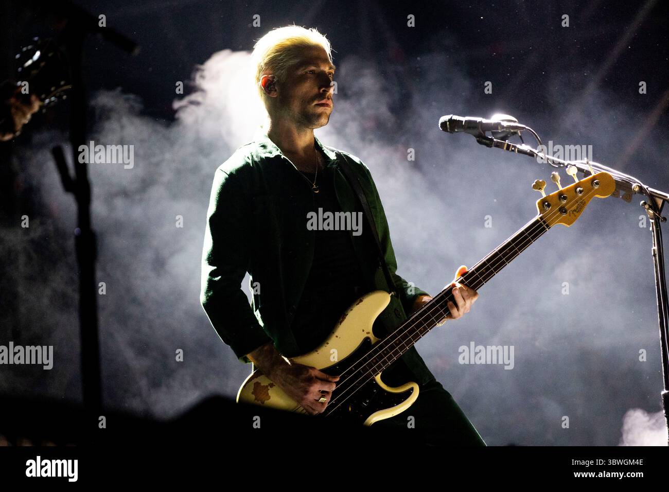 Michael Shuman of Queens of the Stone Age performs live at AMA Music ...