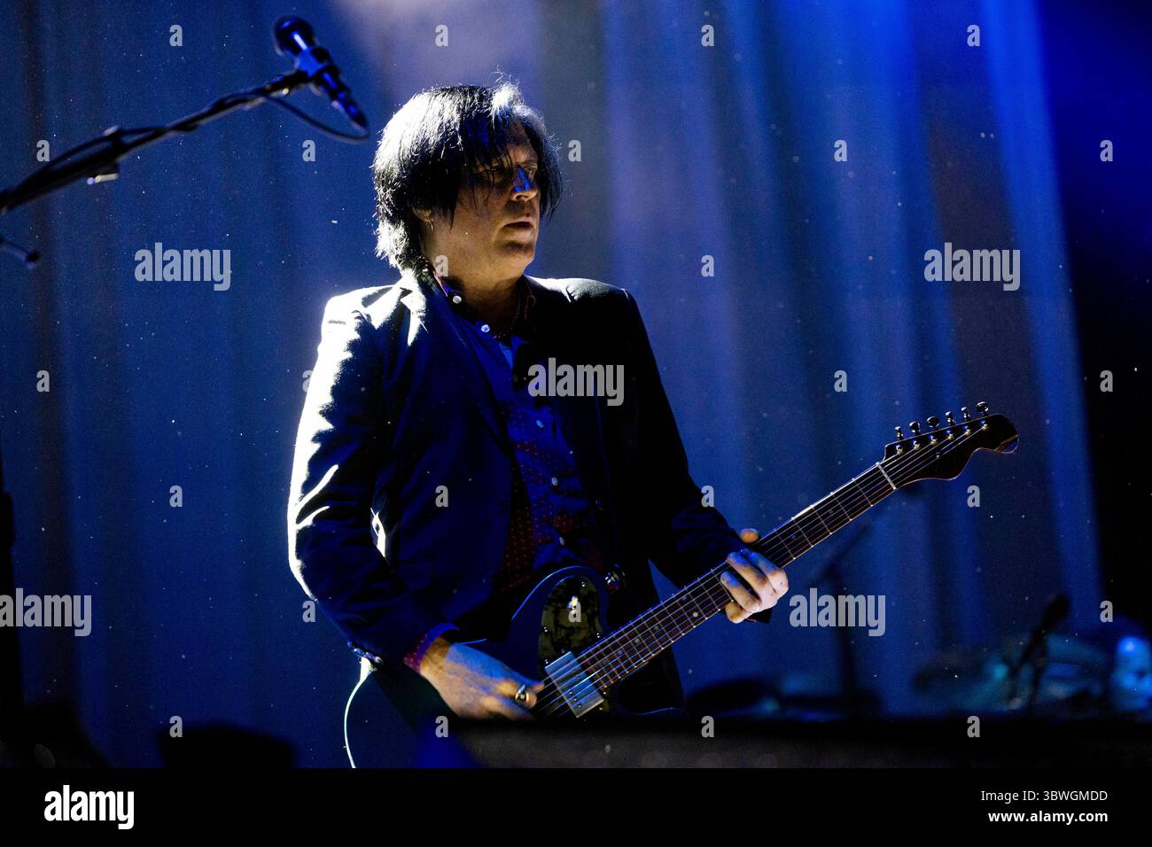 Troy Van Leeuwen of Queens of the Stone Age performs live at AMA Music ...