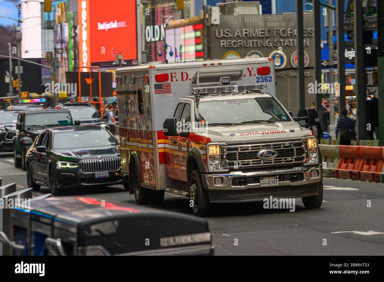 FDNY EMS Ford F-550 Ambulance, 2362, Getting Through Traffic ...