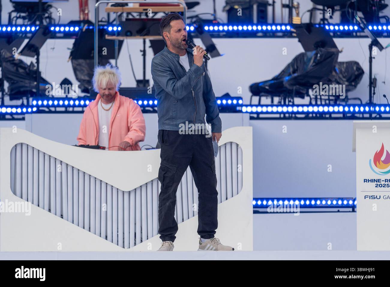 Moderator und DJ JC Zeller eroeffnen die Veranstaltung, GER FISU World ...